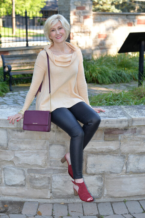 How to Wear Black Faux Leather Leggings for Women