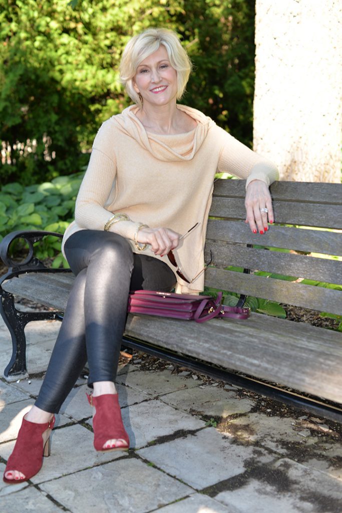 How to Wear Black Faux Leather Leggings for Women