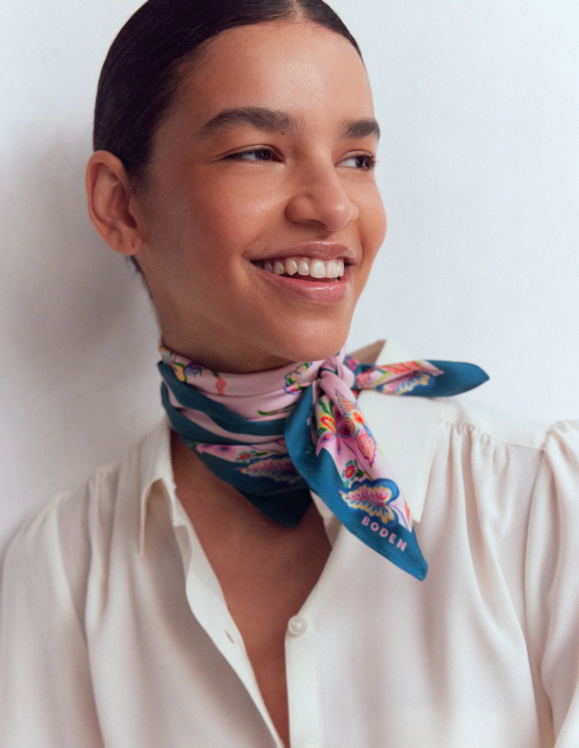 How to Wear a Scarf in Spring and Summer: 5 Modern Ways for Women Over ...